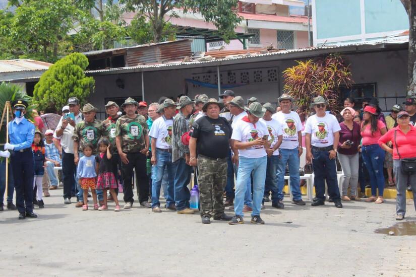 Flores y música testimonial para el Comandante Germán Pomares Ordóñez ...