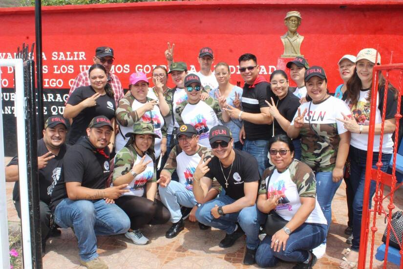 Flores y música testimonial para el Comandante Germán Pomares Ordóñez ...