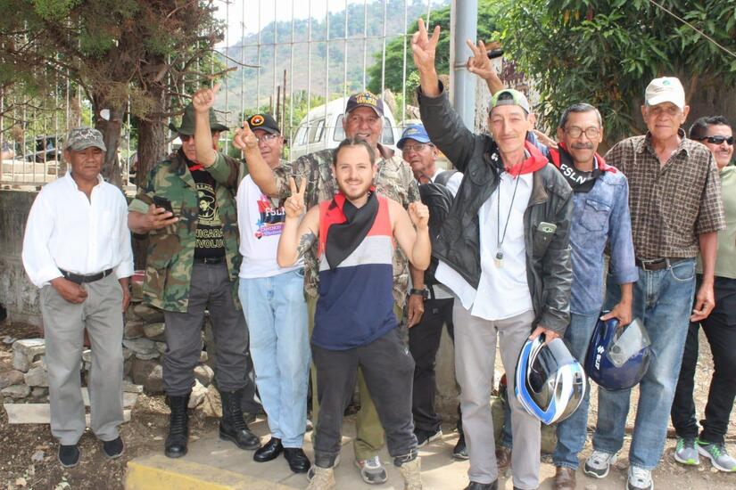 Flores y música testimonial para el Comandante Germán Pomares Ordóñez ...