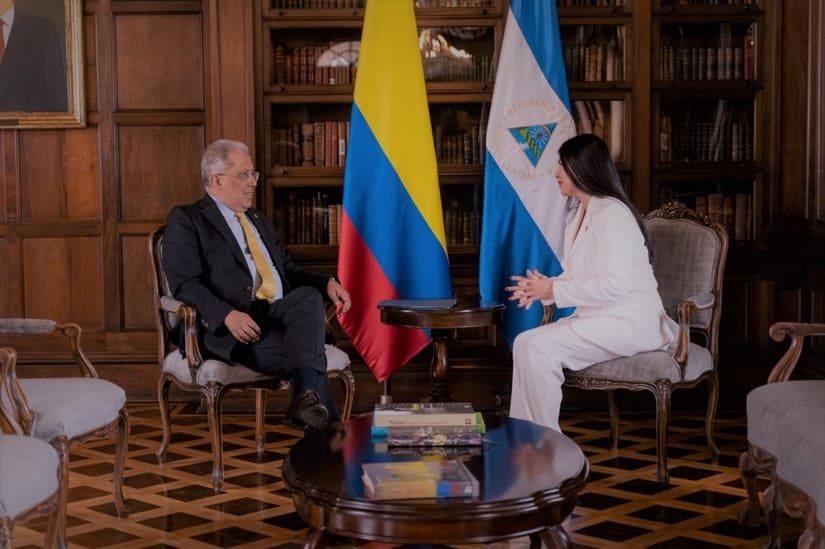 Compañera Milagros Urbina Rocha presenta Copias de Estilo en Colombia