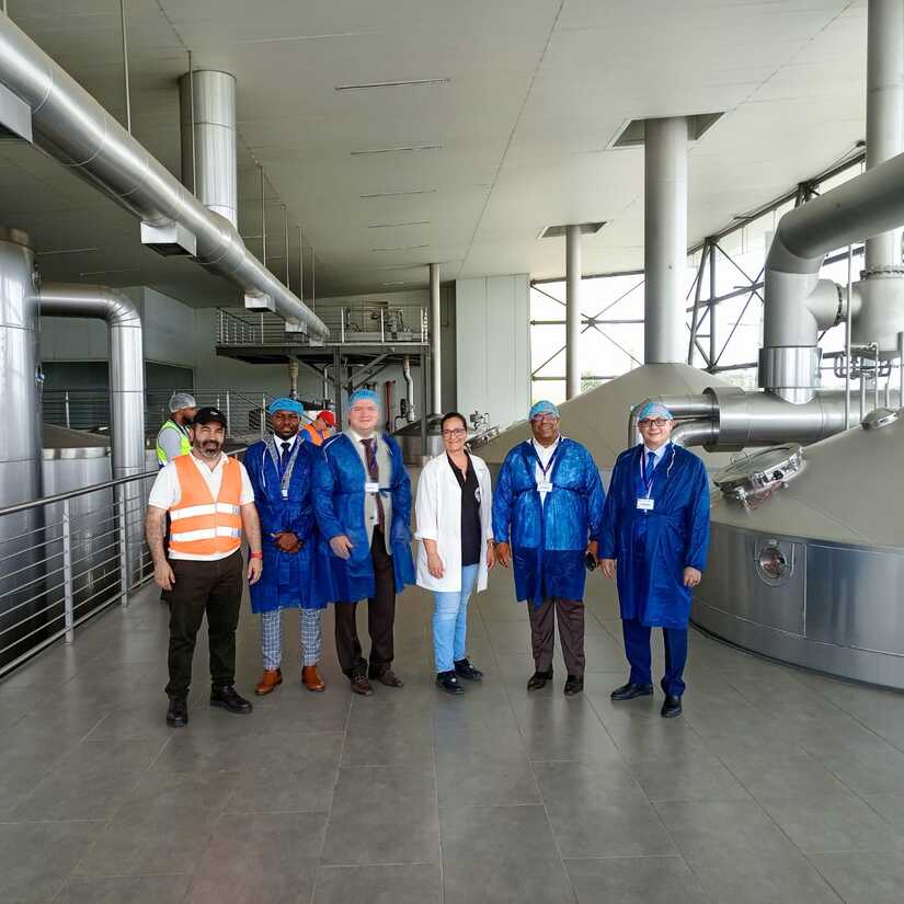 Embajada de Nicaragua visitó la empresa Refriango en Angola