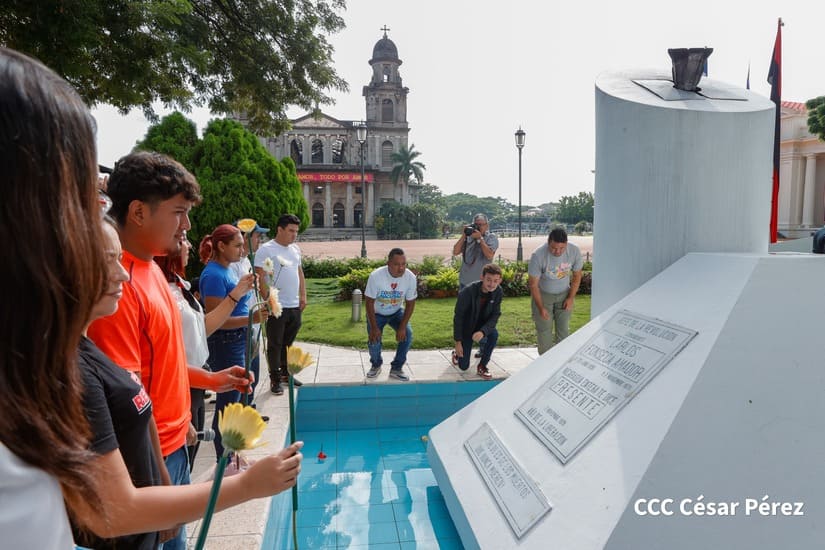 Juventud nicaragüense rinde homenaje a los Héroes y Mártires de la ...
