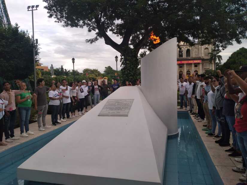 Juventud homenajea al Comandante Fidel Castro desde el monumento a los ...