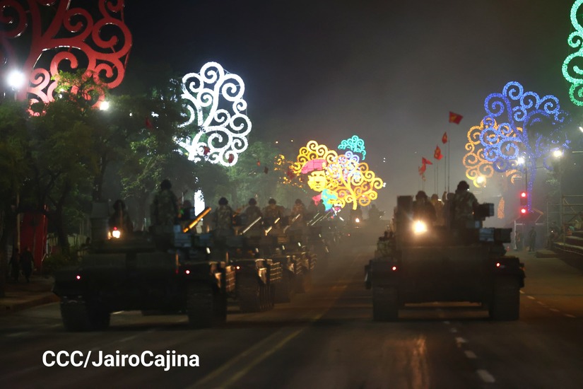 Realizan práctica general para el desfile por el 45 aniversario de constitución del Ejército de ...