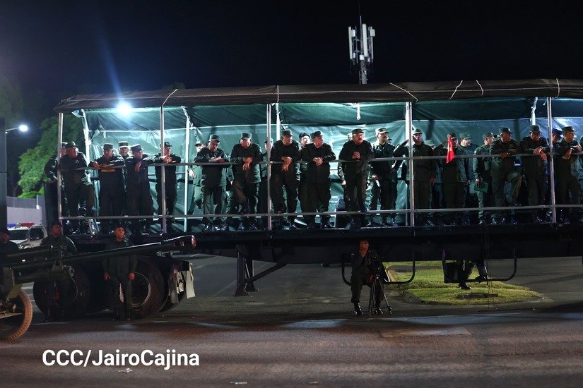 Realizan práctica general para el desfile por el 45 aniversario de constitución del Ejército de ...