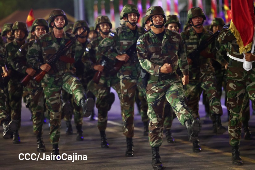 Realizan práctica general para el desfile por el 45 aniversario de constitución del Ejército de ...