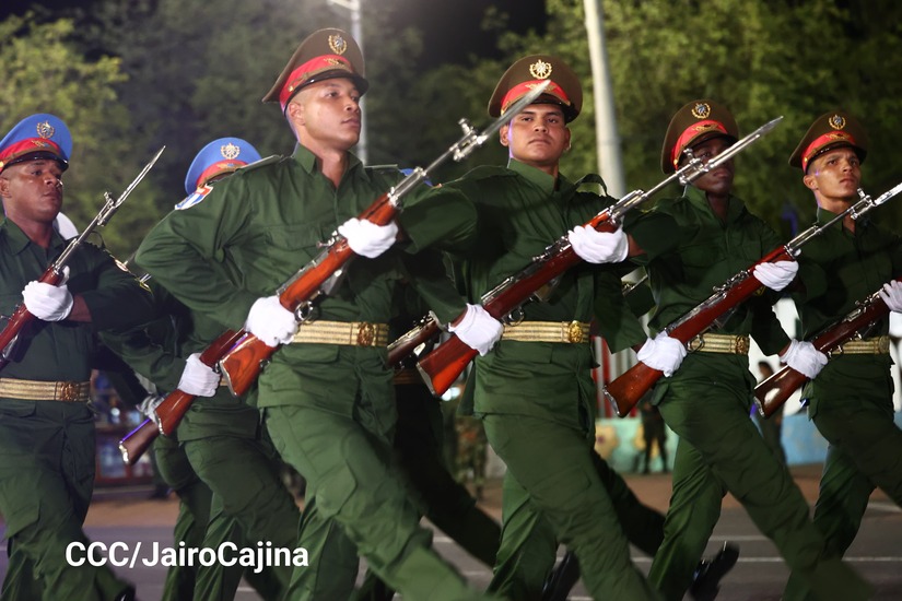 Realizan práctica general para el desfile por el 45 aniversario de constitución del Ejército de ...