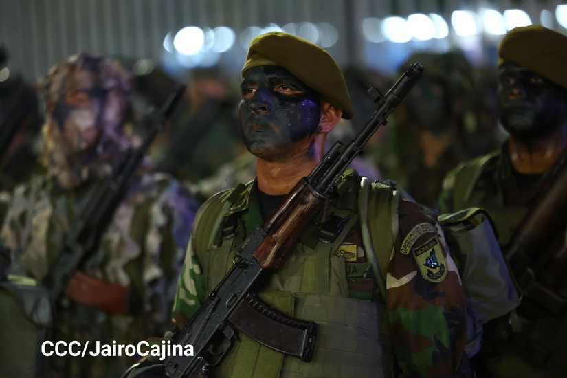 Realizan práctica general para el desfile por el 45 aniversario de constitución del Ejército de ...