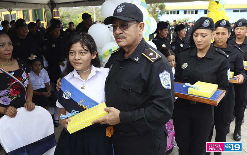 Hijos de los miembros de la DOEP reciben útiles escolares por parte de ...