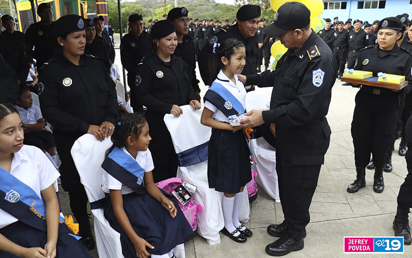 Hijos de los miembros de la DOEP reciben útiles escolares por parte de ...