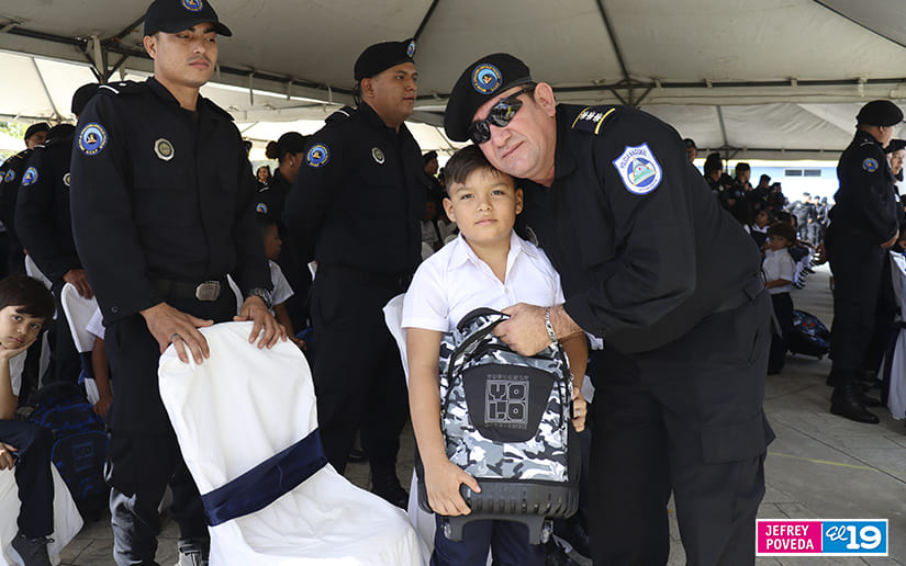 Hijos de los miembros de la DOEP reciben útiles escolares por parte de ...