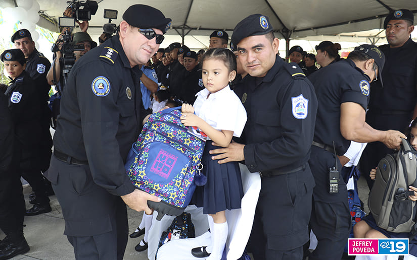 Hijos de los miembros de la DOEP reciben útiles escolares por parte de ...