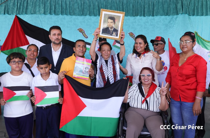 Leila Khaled visita el monumento del Héroe Nacional y Palestino ...