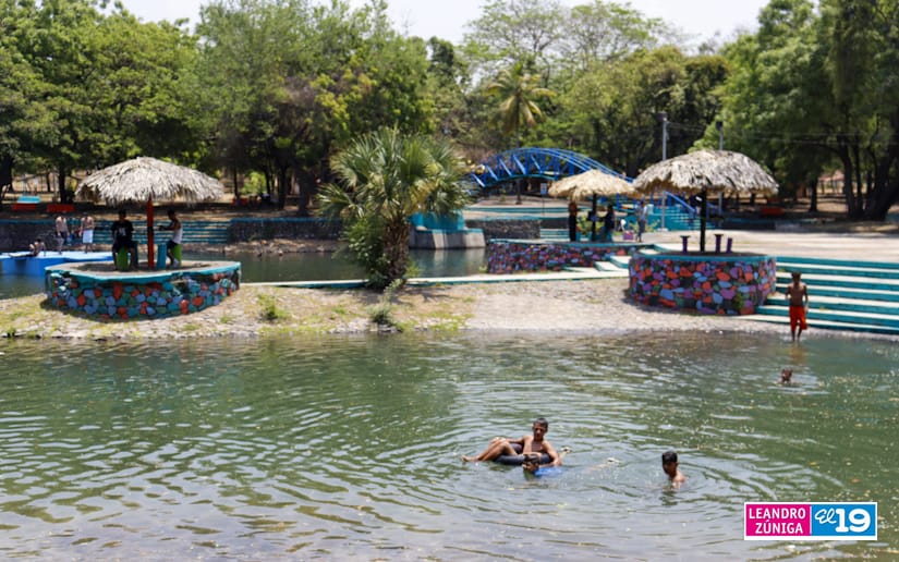 Visitantes gozan del verano en el Centro Popular El Trapiche