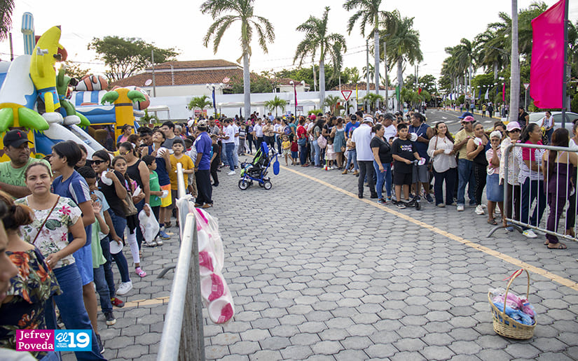 Capitalinos disfrutan del tradicional indio viejo en el Puerto Salvador ...