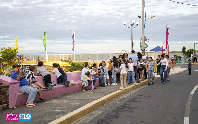 Capitalinos disfrutan del tradicional indio viejo en el Puerto Salvador ...