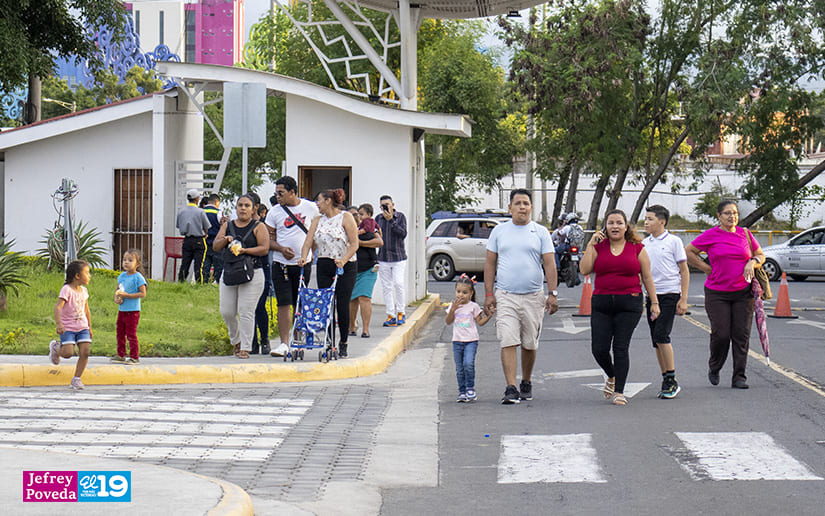 Capitalinos disfrutan del tradicional indio viejo en el Puerto Salvador ...