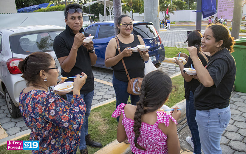 Capitalinos disfrutan del tradicional indio viejo en el Puerto Salvador ...