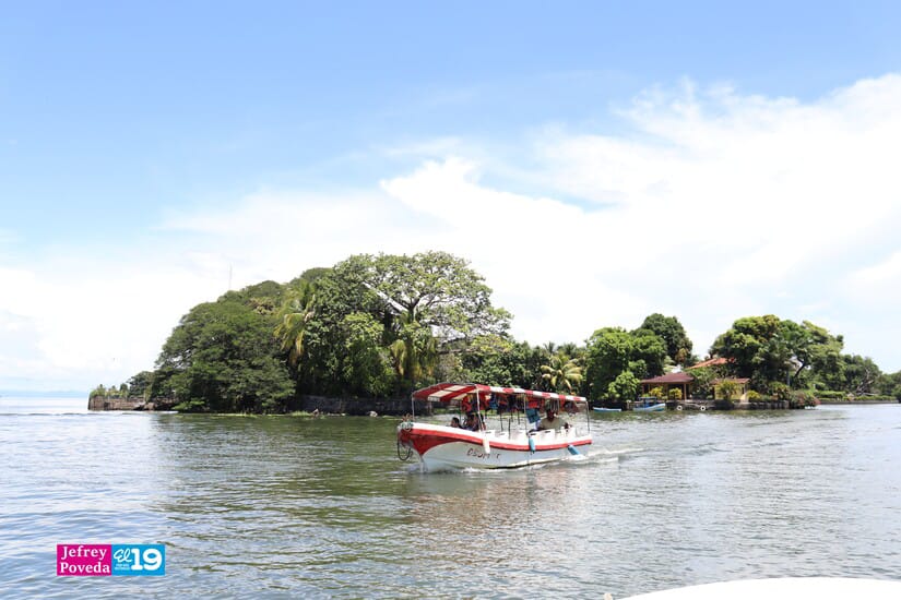 Turistas nacionales y de otros países disfrutan de las aguas del lago ...