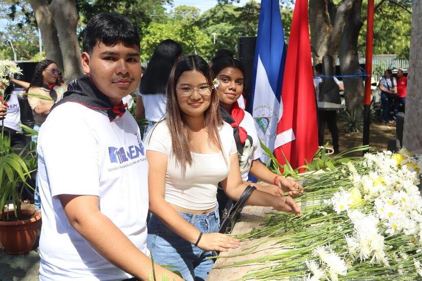 UNEN realiza caminata y entrega de flores en homenaje a los Héroes y ...
