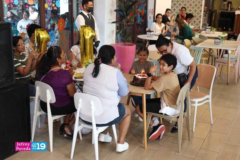 Las Cuatro Esquinas celebró con música en vivo y títeres el Día de la ...