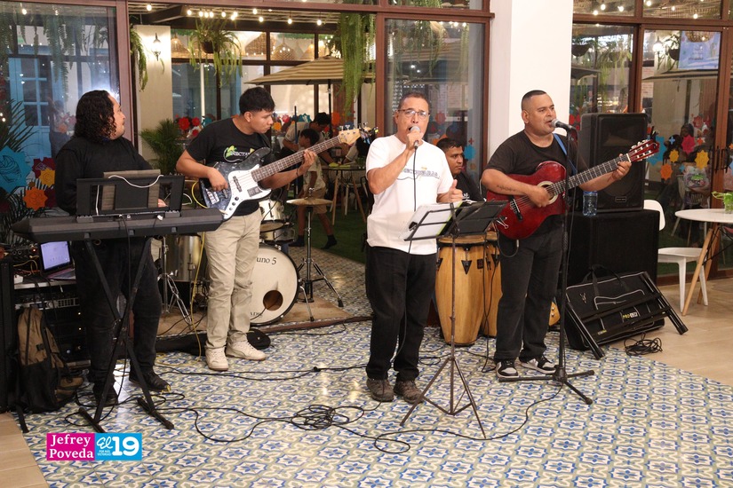 Las Cuatro Esquinas celebró con música en vivo y títeres el Día de la ...