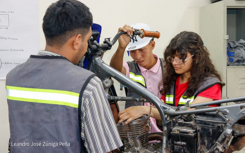 Keyling Castillo: Rompiendo estereotipos en la Mecánica de Motos