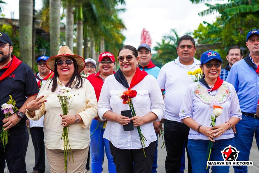 Romería de flores, rosas y claveles para el General Zeledón en Masaya