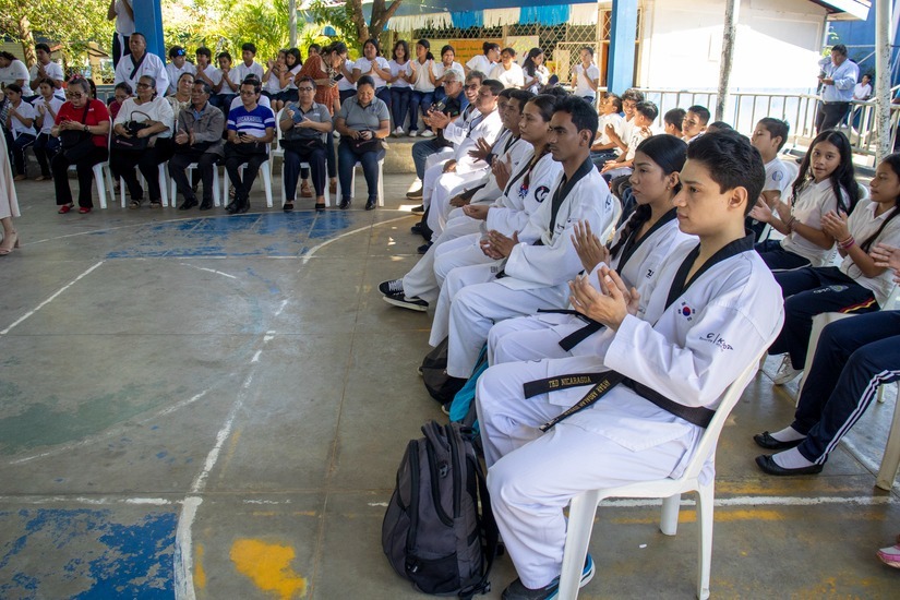 Donan camisetas y cinturones para centros educativos de Managua y Masaya
