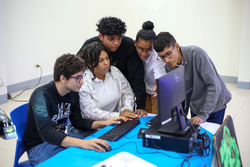 Estudiantes técnicos potencian el diseño y la tecnología en “Abril ...