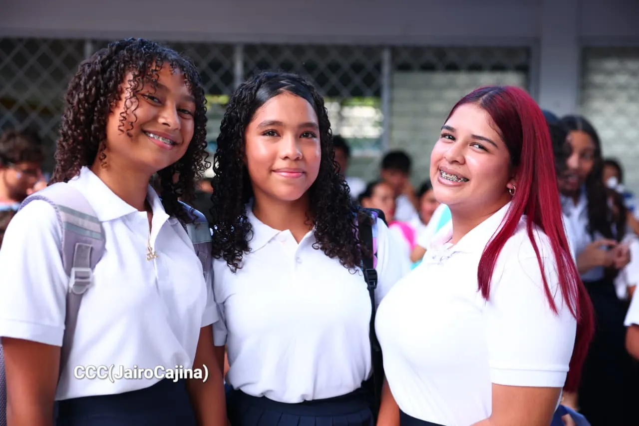 Estudiantes del Colegio 14 de septiembre celebran el inicio del año ...