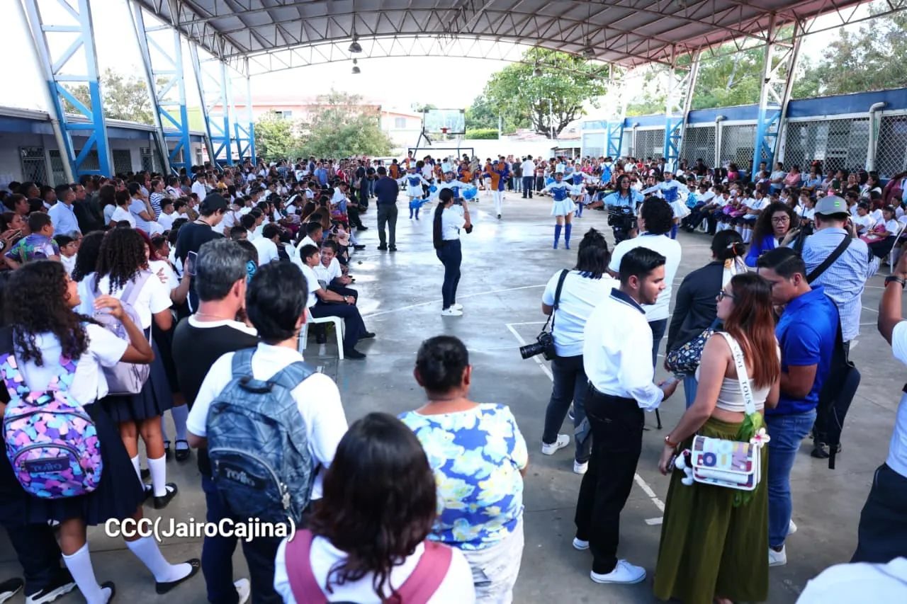 Estudiantes del Colegio 14 de septiembre celebran el inicio del año ...
