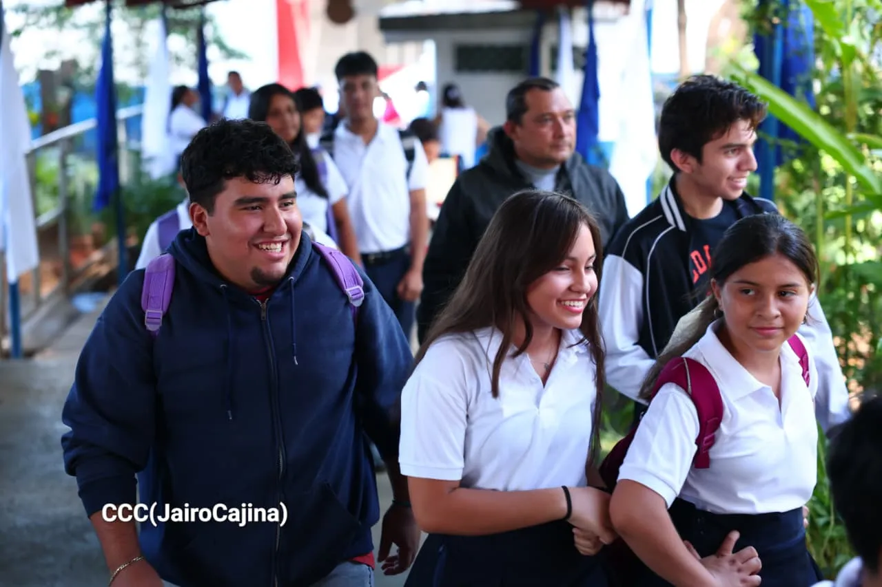 Estudiantes del Colegio 14 de septiembre celebran el inicio del año ...